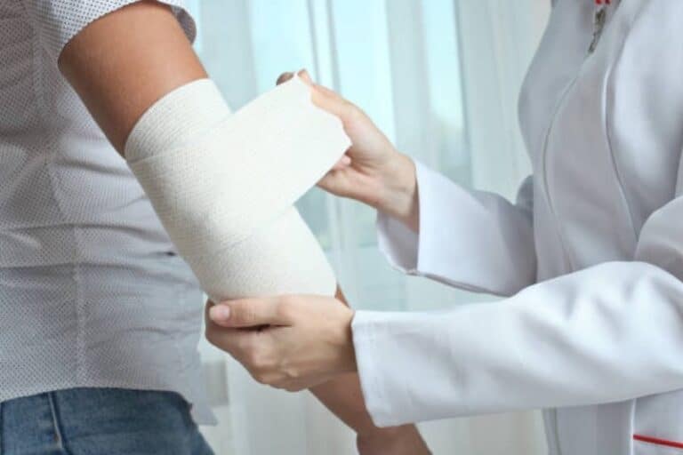 Nerf ulnaire au coude (nerf cubital) - Trajet, compression, libération ...